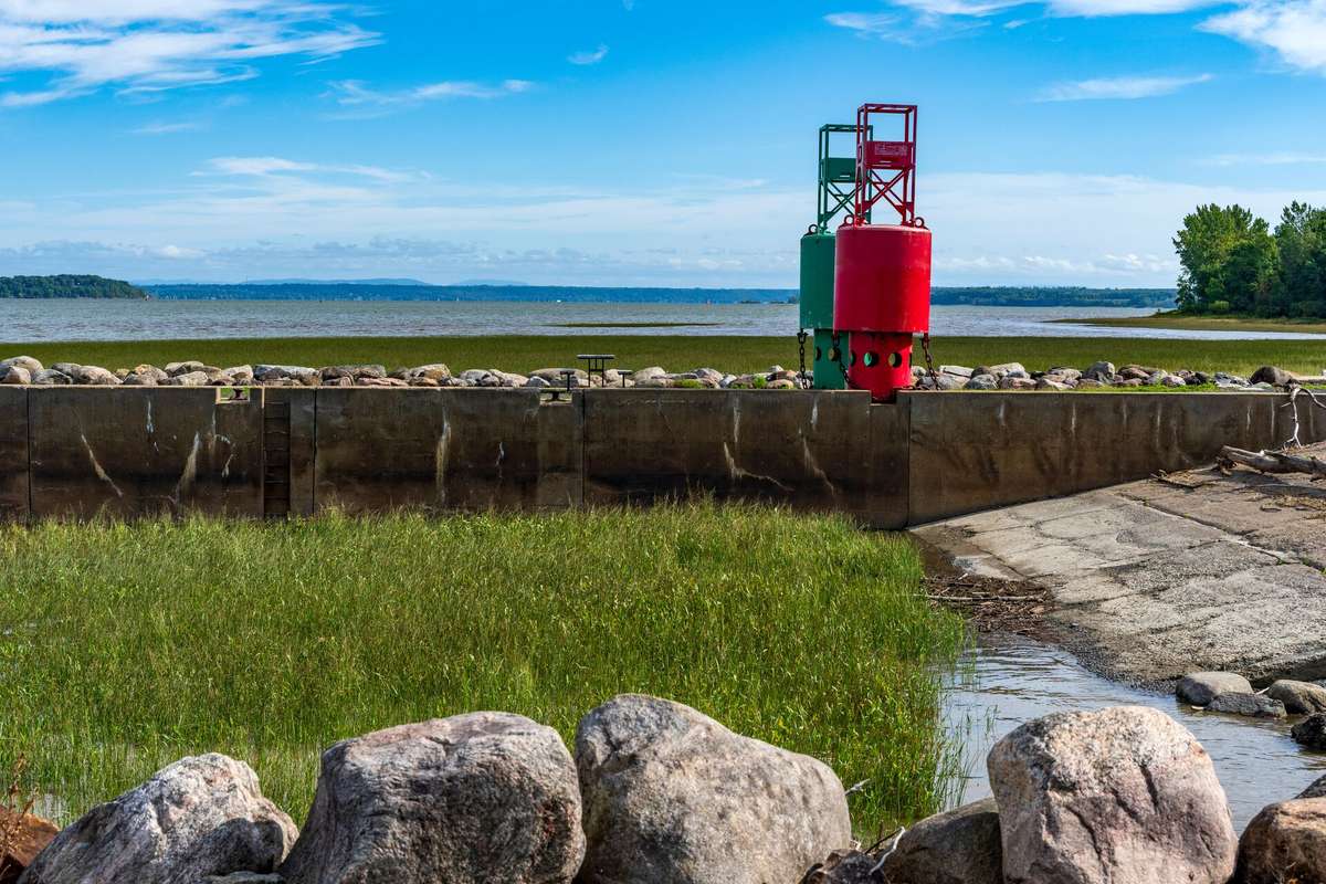 Boat Signs on the Water: Markers and Buoys | ilearntoboat